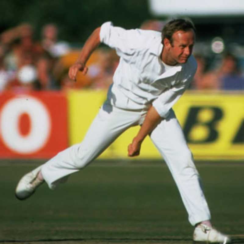 ක්‍රිකට්ලෝලීන්ගේ දෑසට කඳුලක් එක් කරමින් හිටපු දඟ පන්දු යවන්නෙක් මෙලොව ...