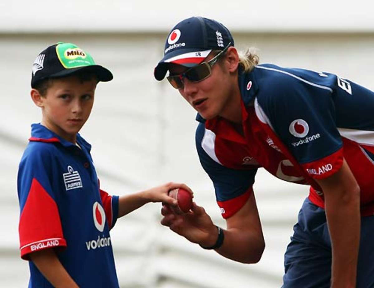 stuart broad bowling tips