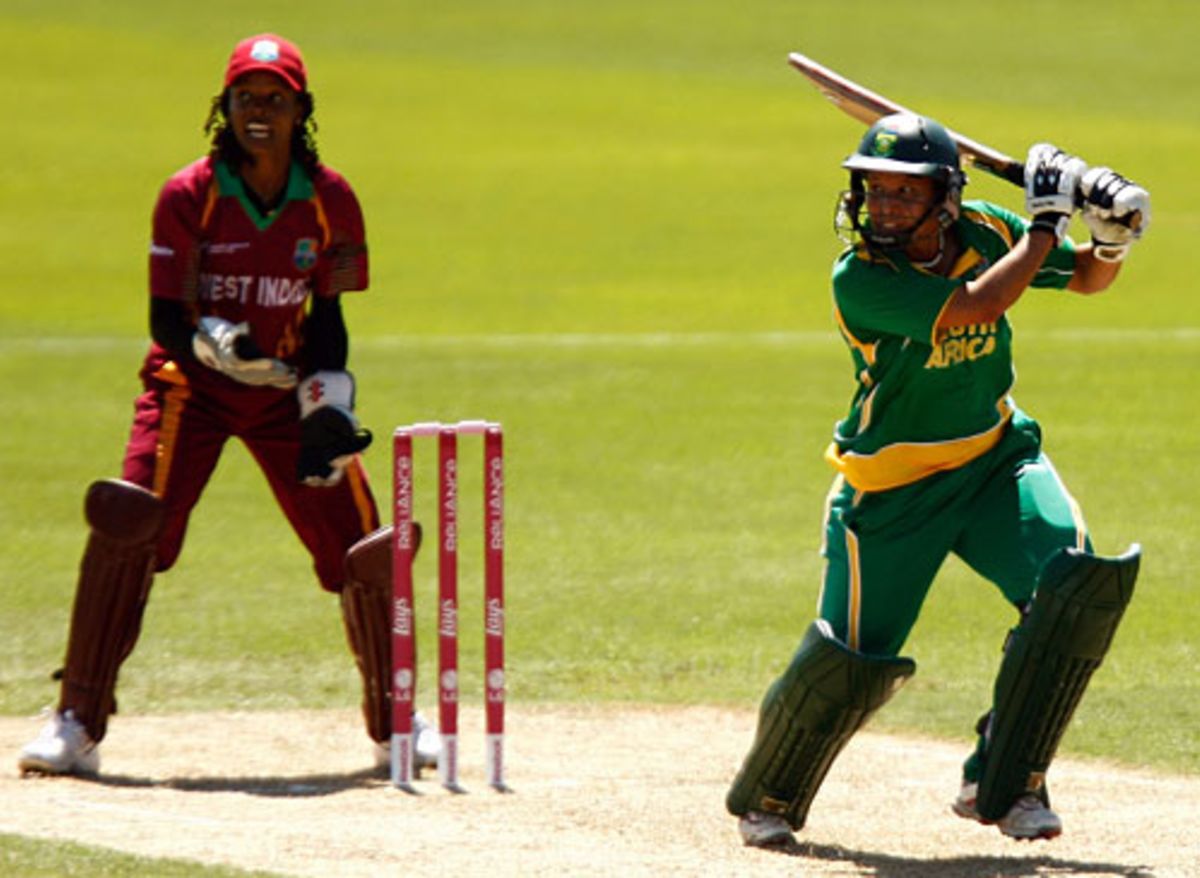 Haidee Tiffen plays the slog-sweep | ESPNcricinfo.com
