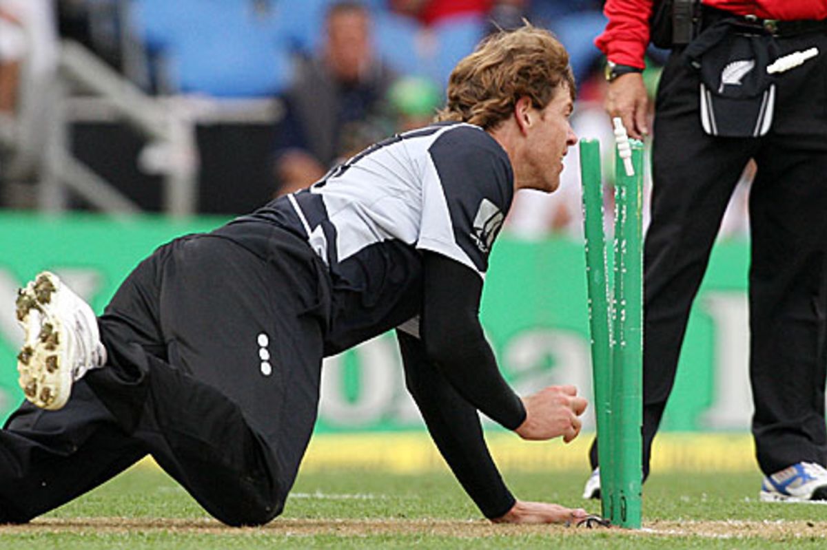 Jacob Oram breaks the stumps to send back Harbhajan Singh ...
