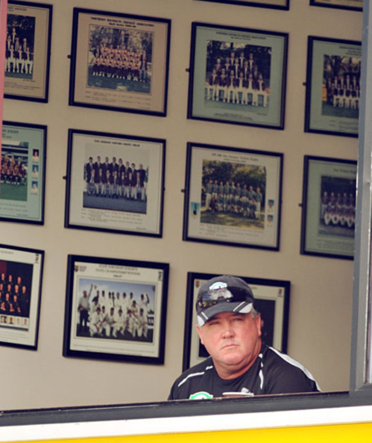 Andy Moles watches his side's collapse | ESPNcricinfo.com
