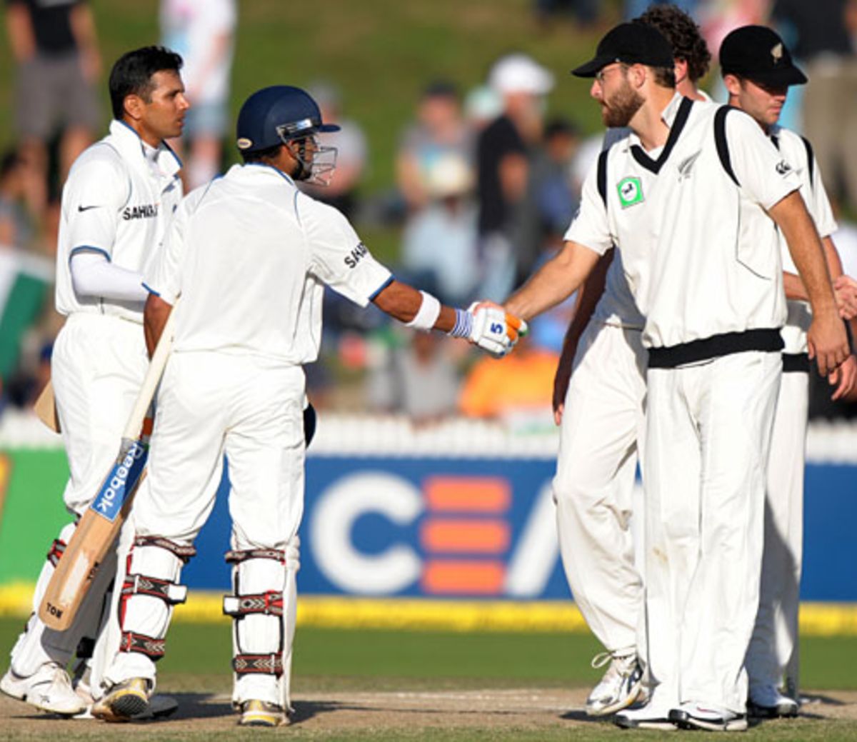 Gautam Gambhir and Rahul Dravid shake hands with Daniel Vettori | ESPNcricinfo.com