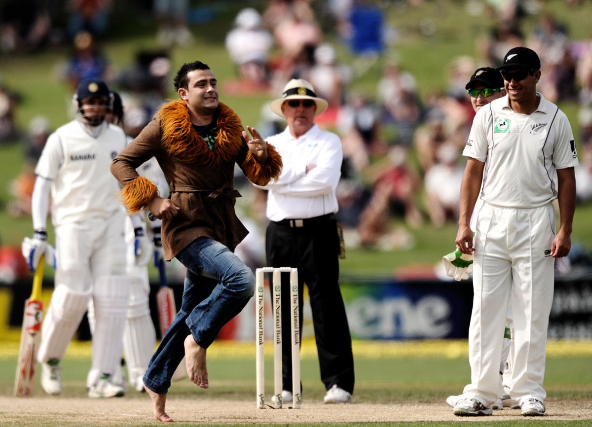A pitch invader runs barefoot across McLean Park | ESPNcricinfo.com