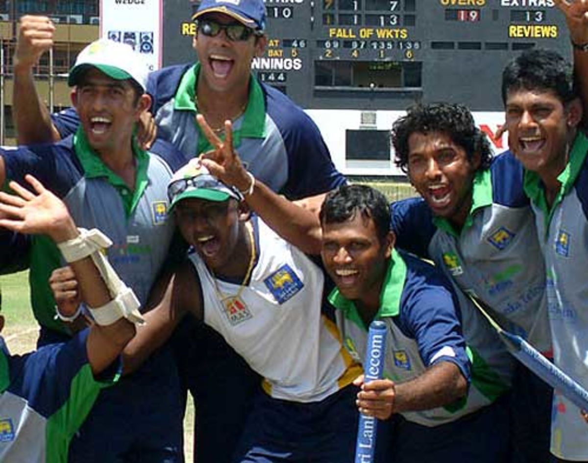 Wayamba celebrate their title triumph | ESPNcricinfo.com