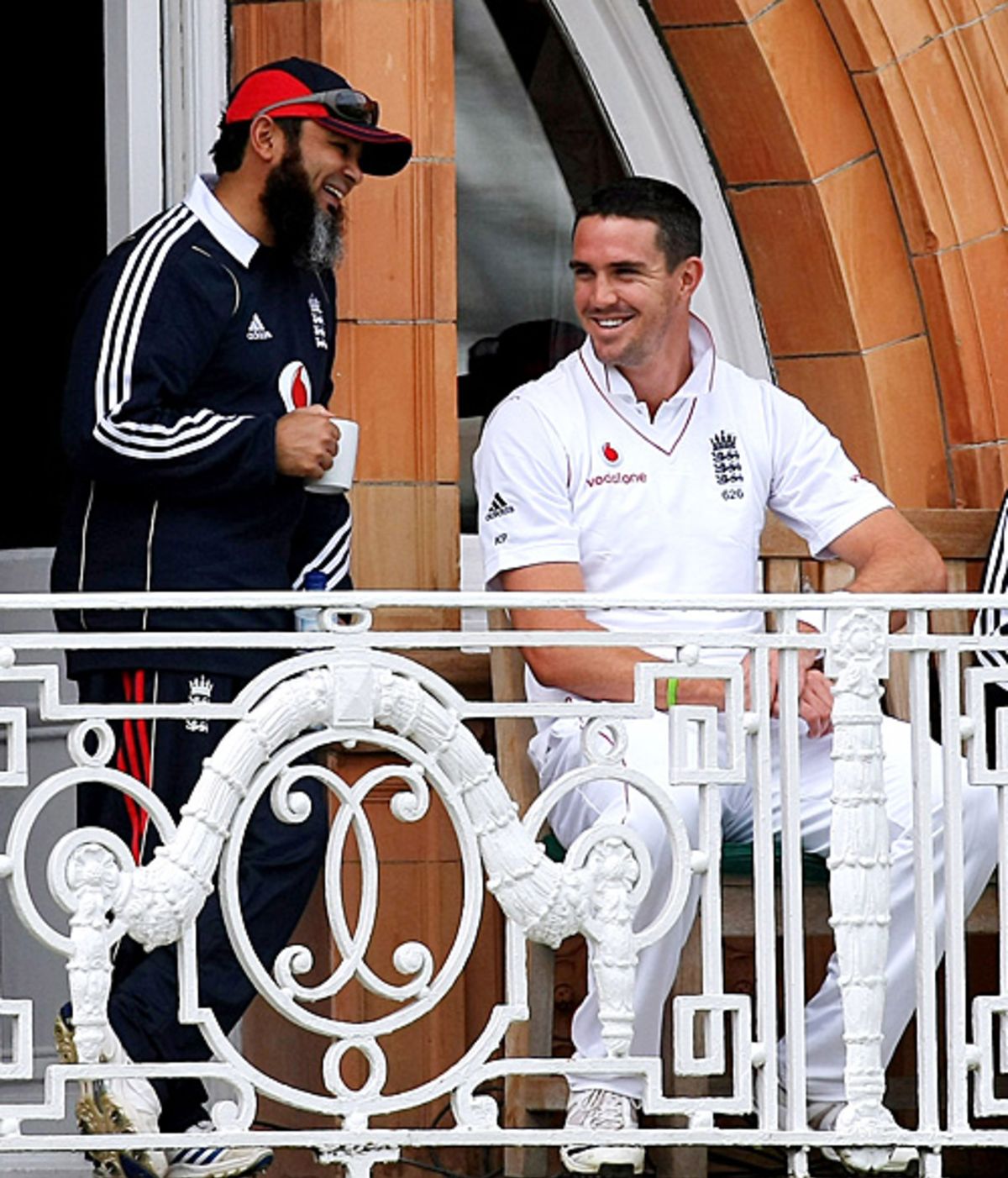 Mushtaq Ahmed and Kevin Pietersen share a joke | ESPNcricinfo.com