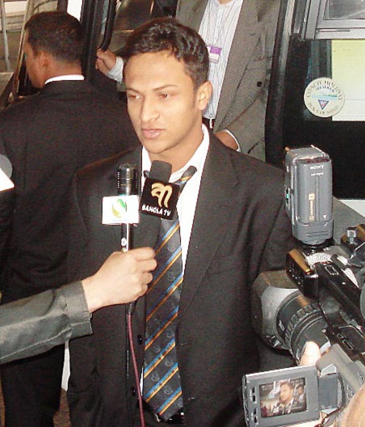 Syed Rasel and Abdur Razzak arrive in London | ESPNcricinfo.com