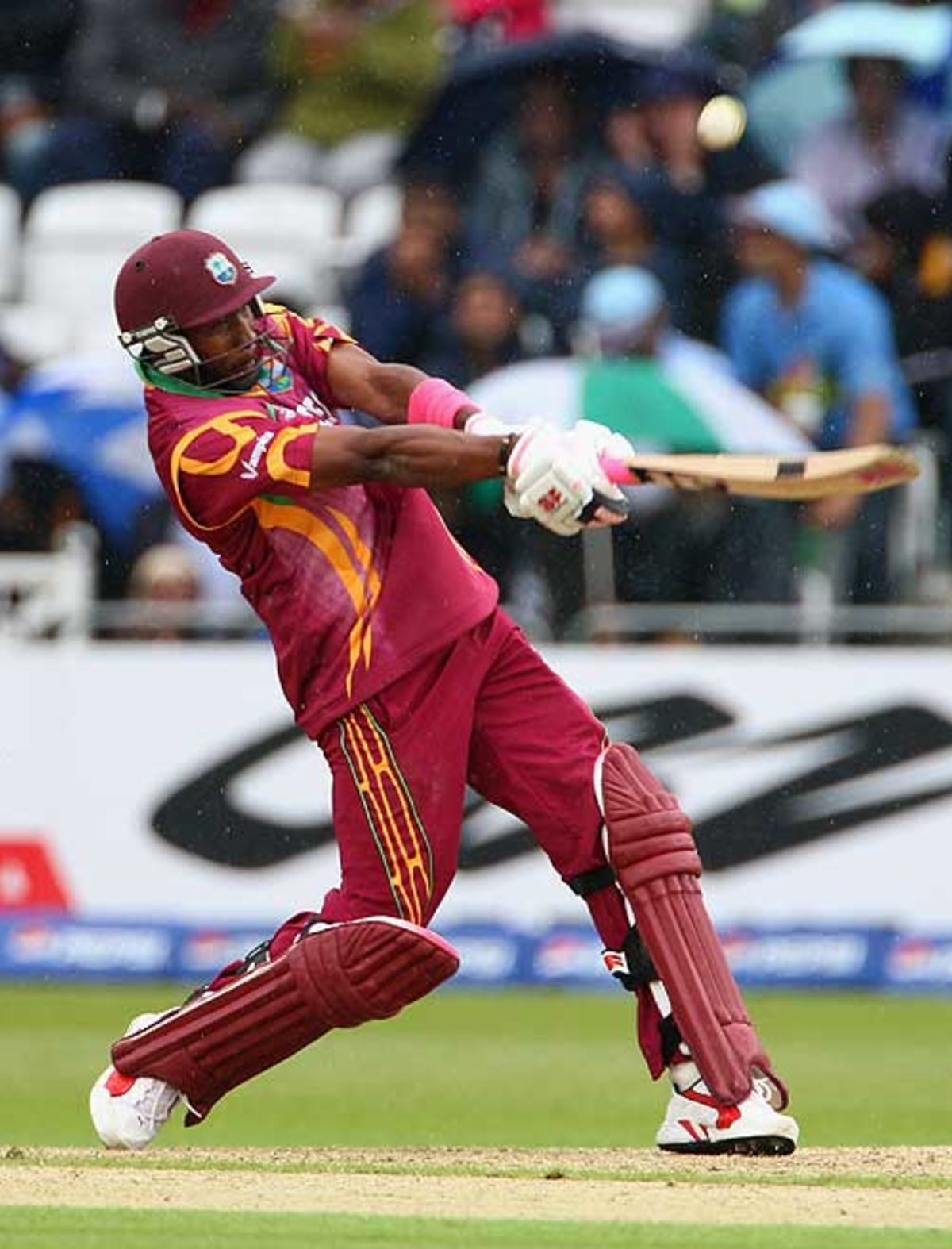 Dwayne Bravo launches one | ESPNcricinfo.com