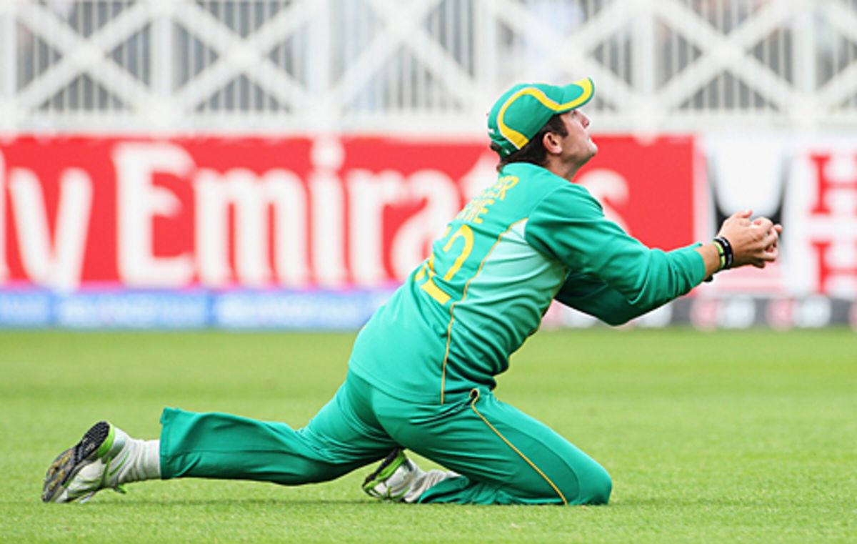 Kamran Akmal goes over deep midwicket | ESPNcricinfo.com Kamran Akmal goes over deep midwicket | ESPNcricinfo.com
