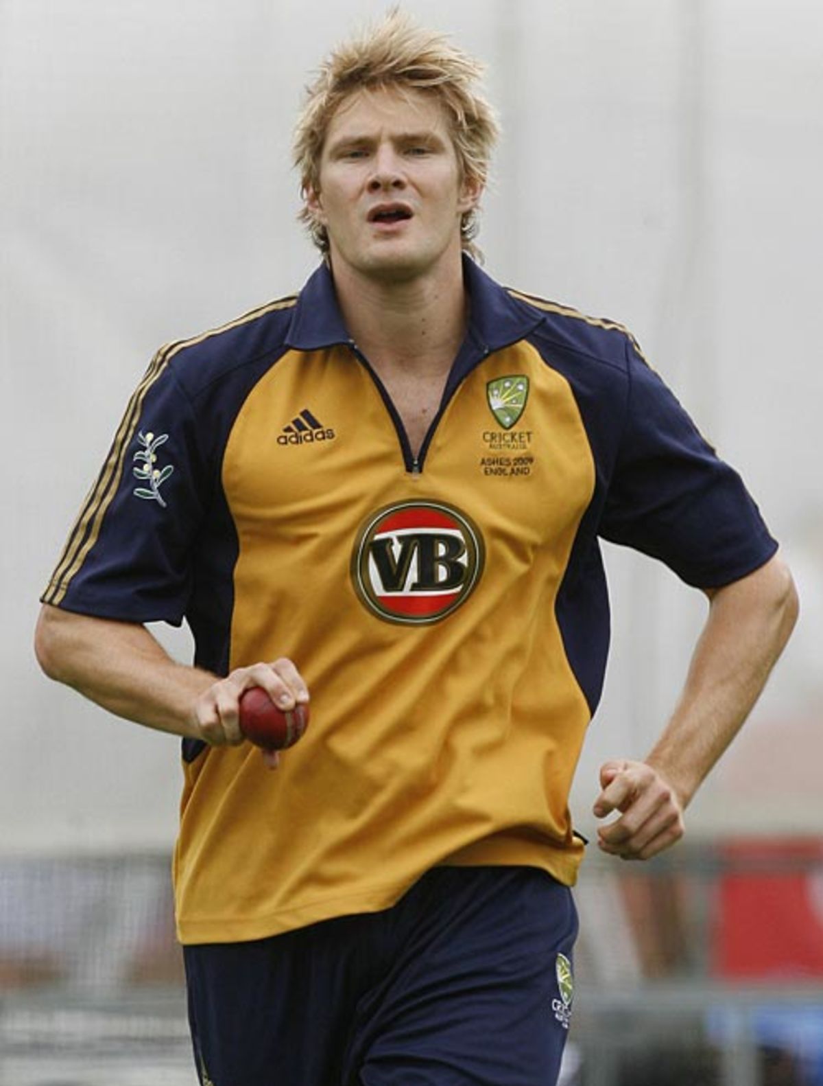Shane Watson runs in to bowl | ESPNcricinfo.com