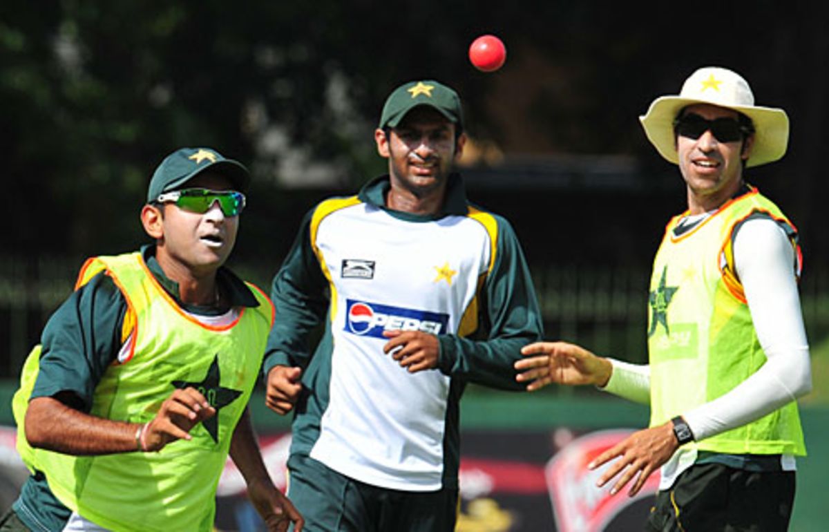 Mohammad Yousuf plays with a rugby ball | ESPNcricinfo.com