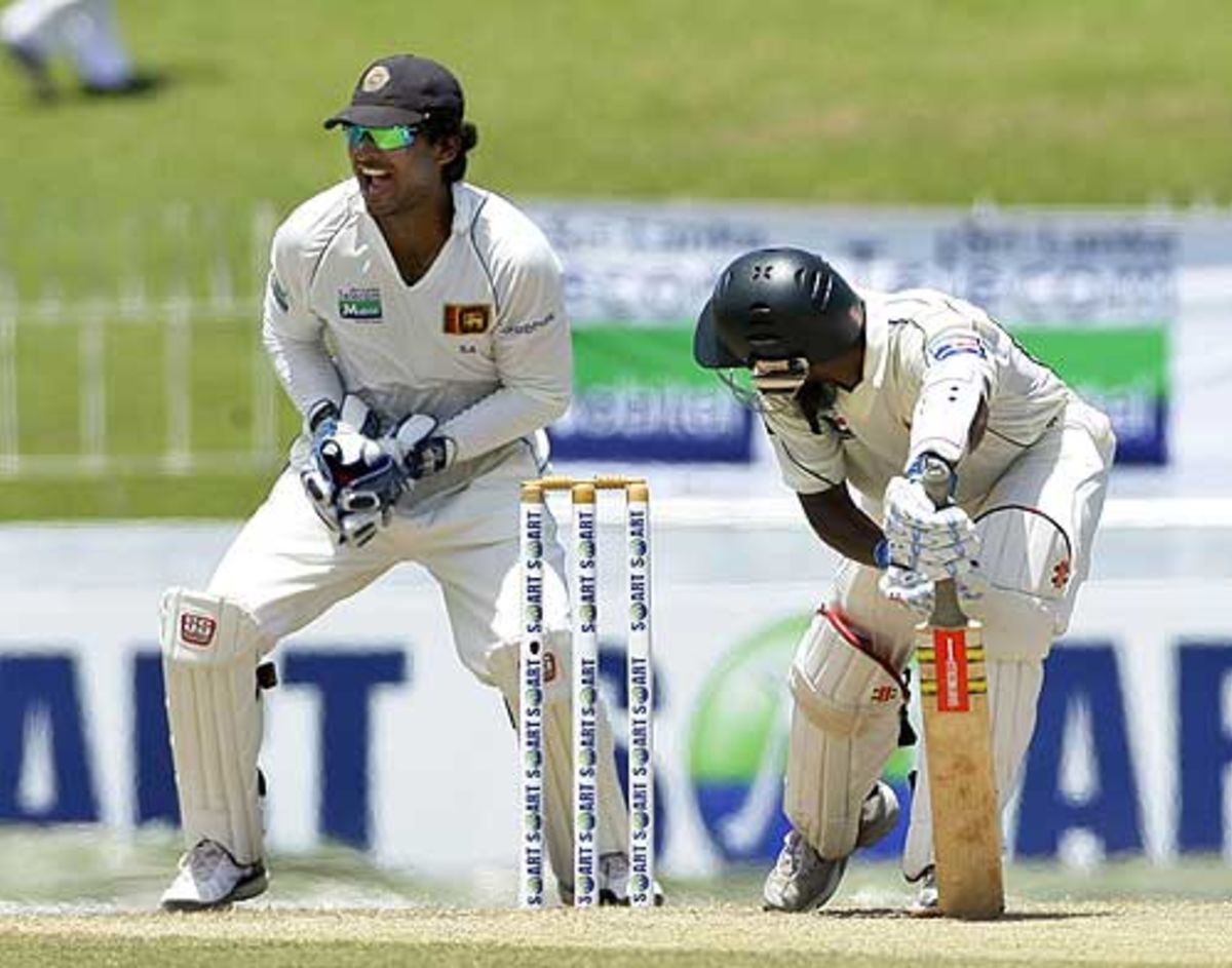 Kumar Sangakkara snaps up a tickle off Mohammad Yousuf | ESPNcricinfo.com