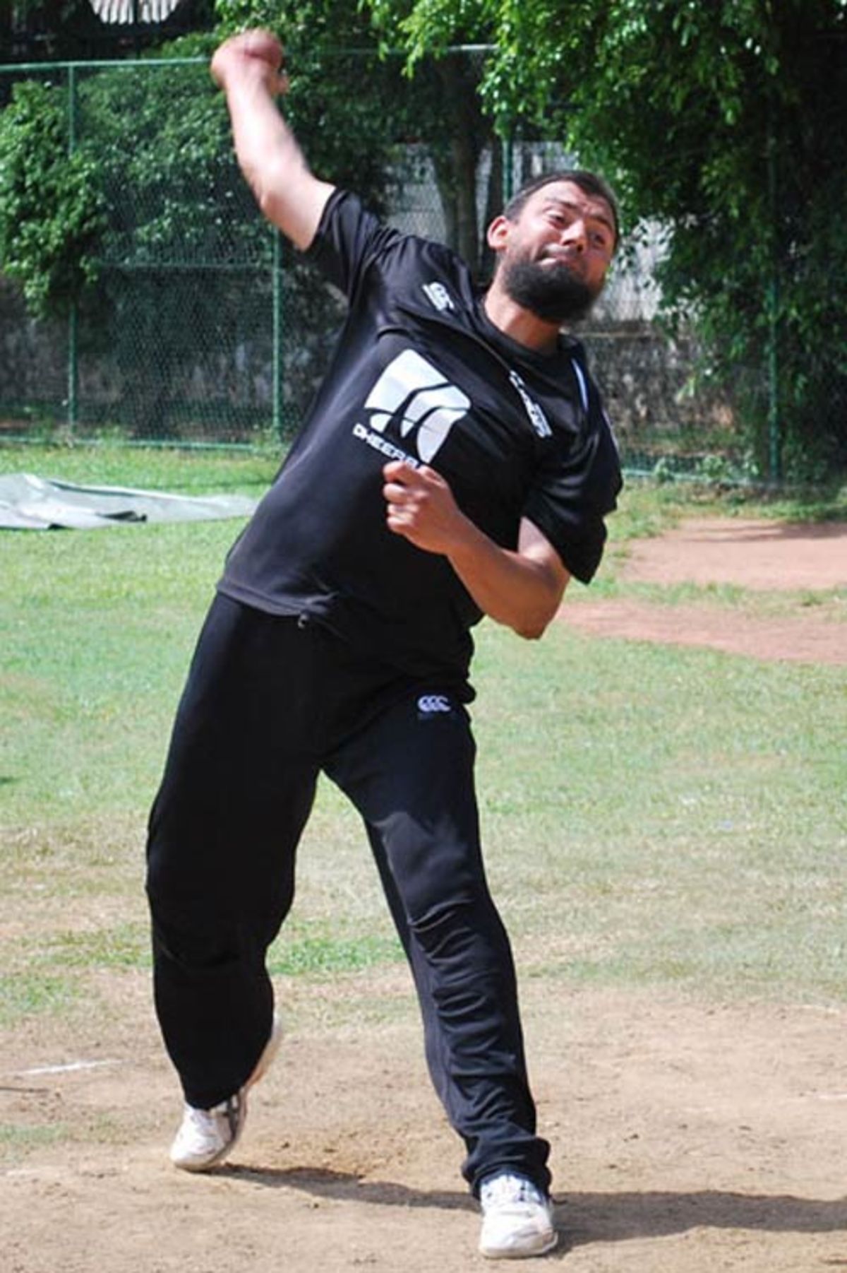 Saqlain Mushtaq in his delivery stride | ESPNcricinfo.com