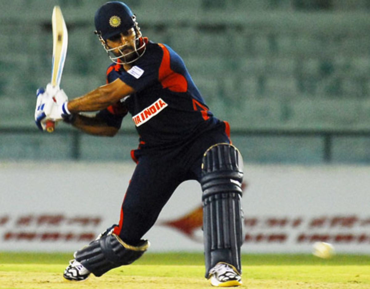 MS Dhoni takes off his helmet on reaching his century | ESPNcricinfo.com