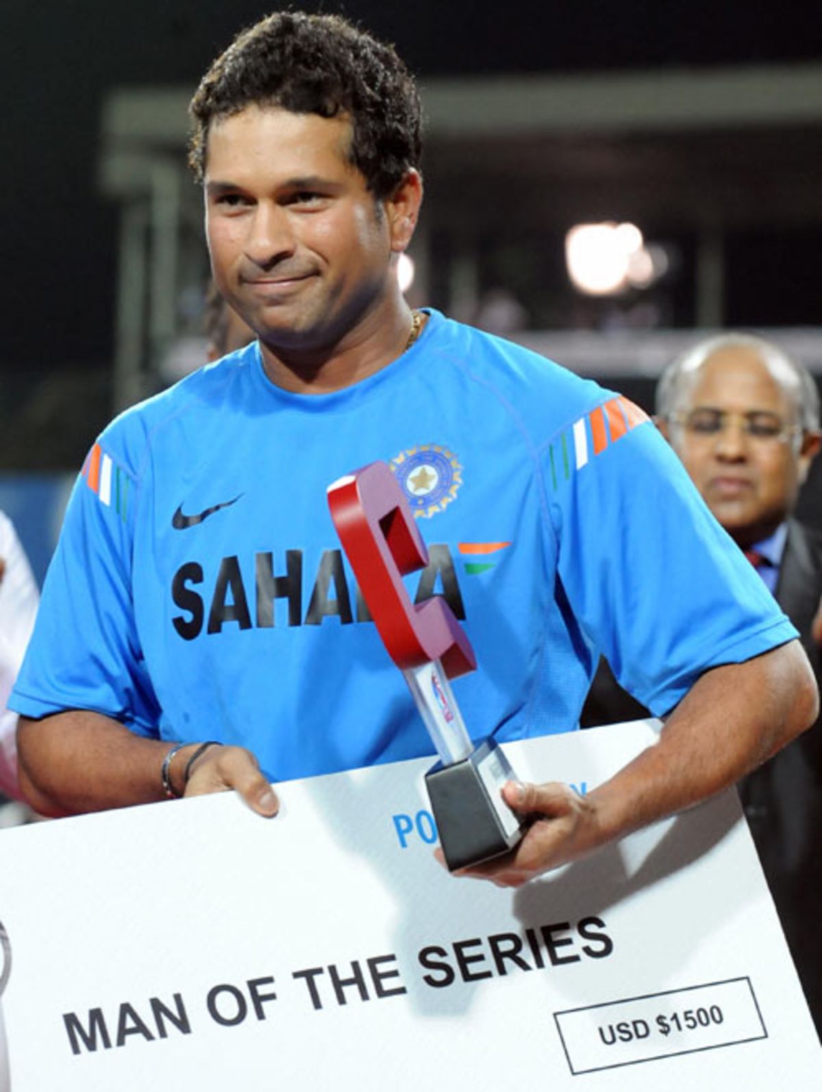 Sachin Tendulkar with his Man-of-the-Series award | ESPNcricinfo.com