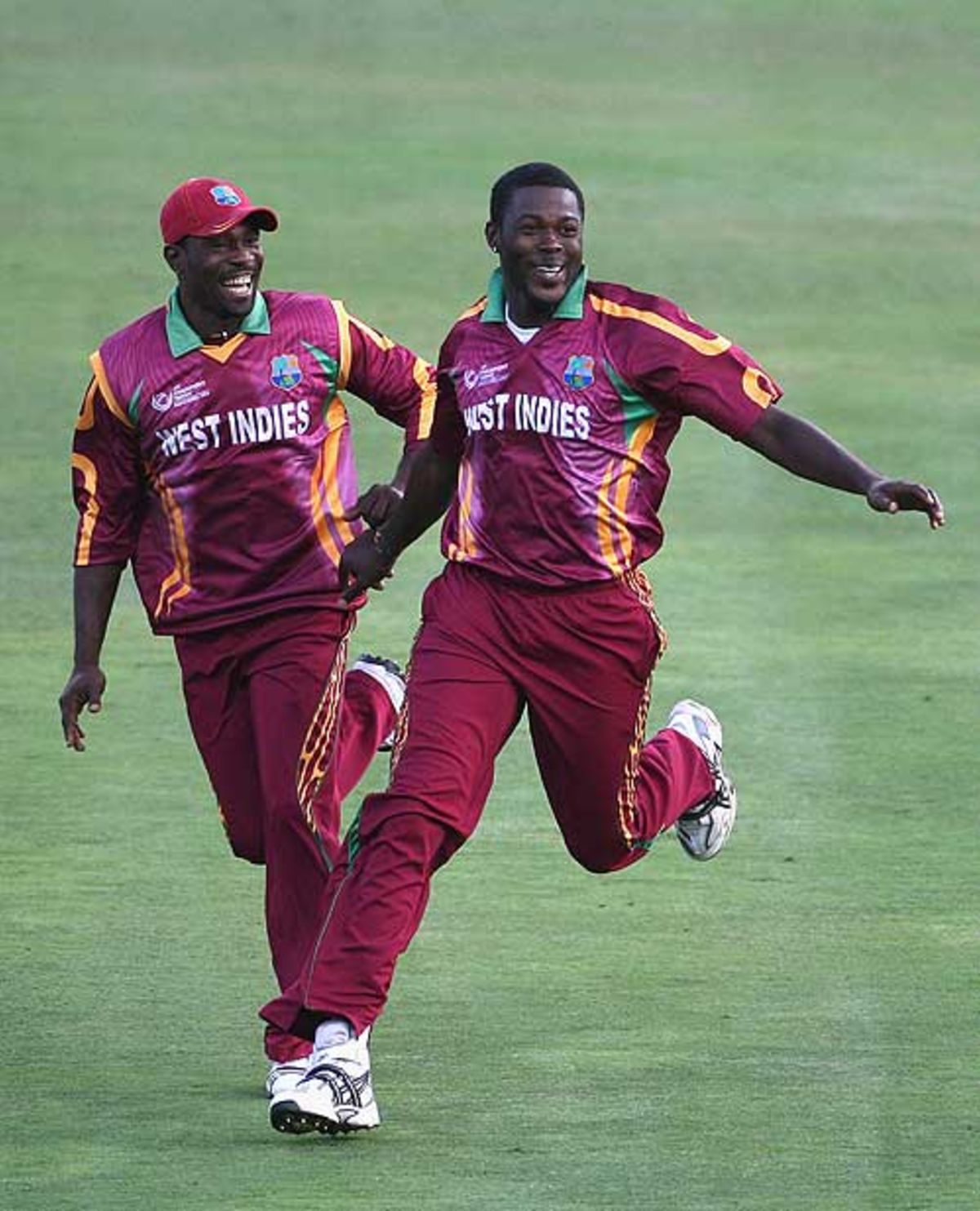 Gavin Tonge grimaces as Mohammad Yousuf is let off | ESPNcricinfo.com