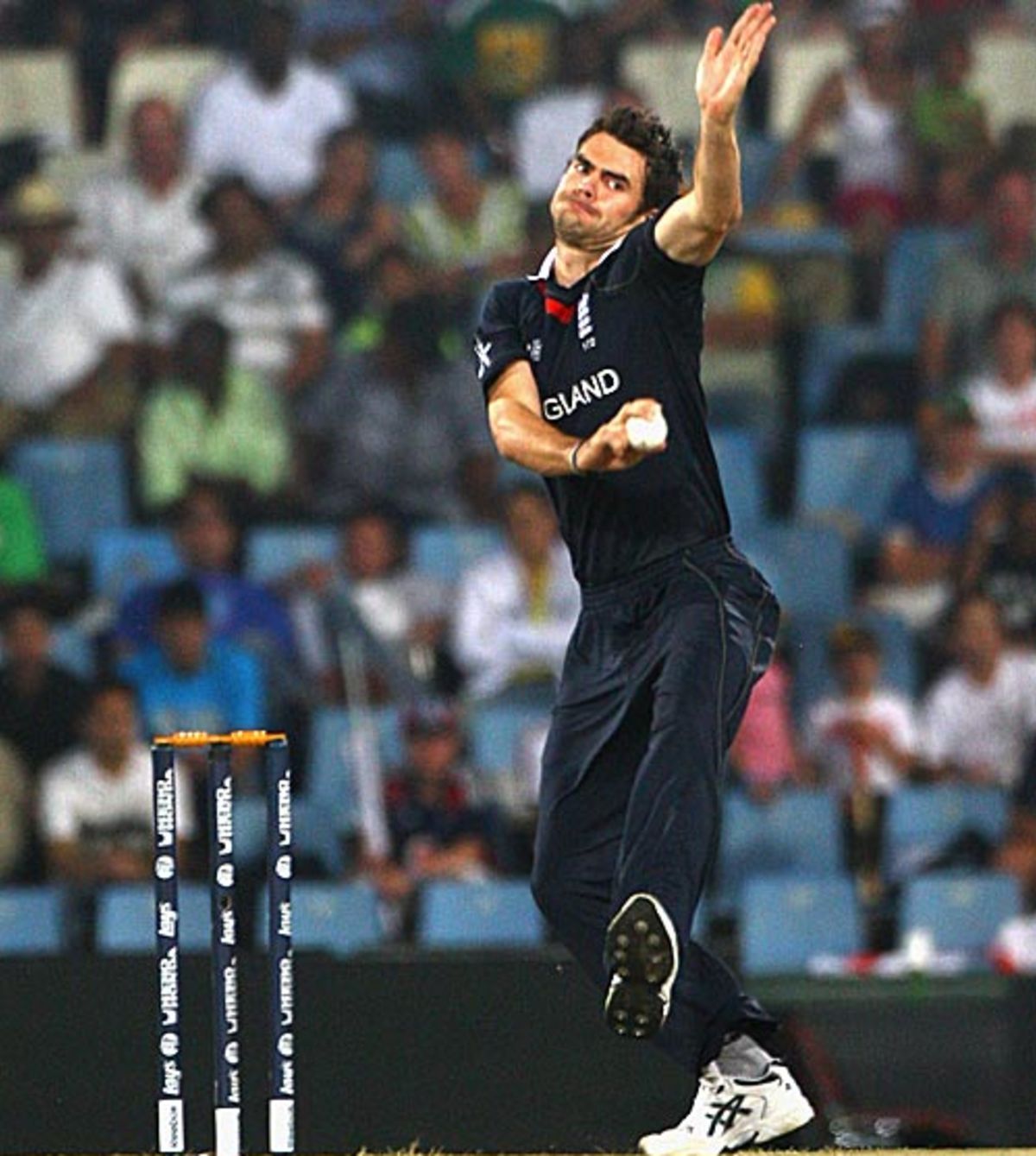 Graeme Smith connects with a strong pull at the start of the chase ...