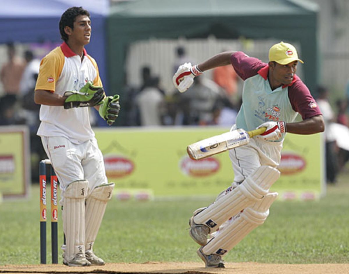 Akshu Fernando sweeps | ESPNcricinfo.com