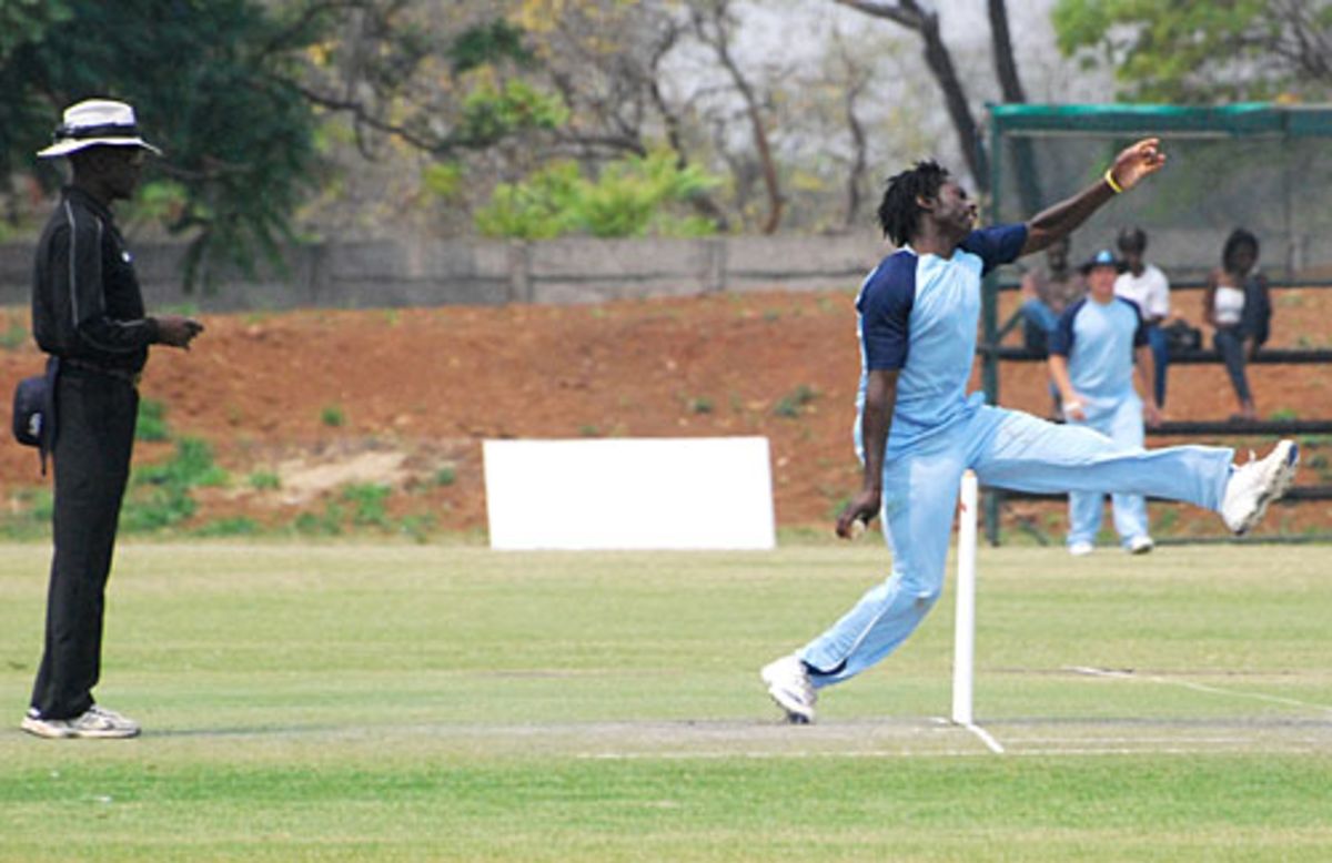Tawanda Mupariwa steams in | ESPNcricinfo.com