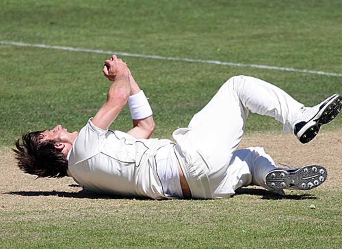 Shane Bond tumbles to pull off an excellent return catch off Mohammad ...