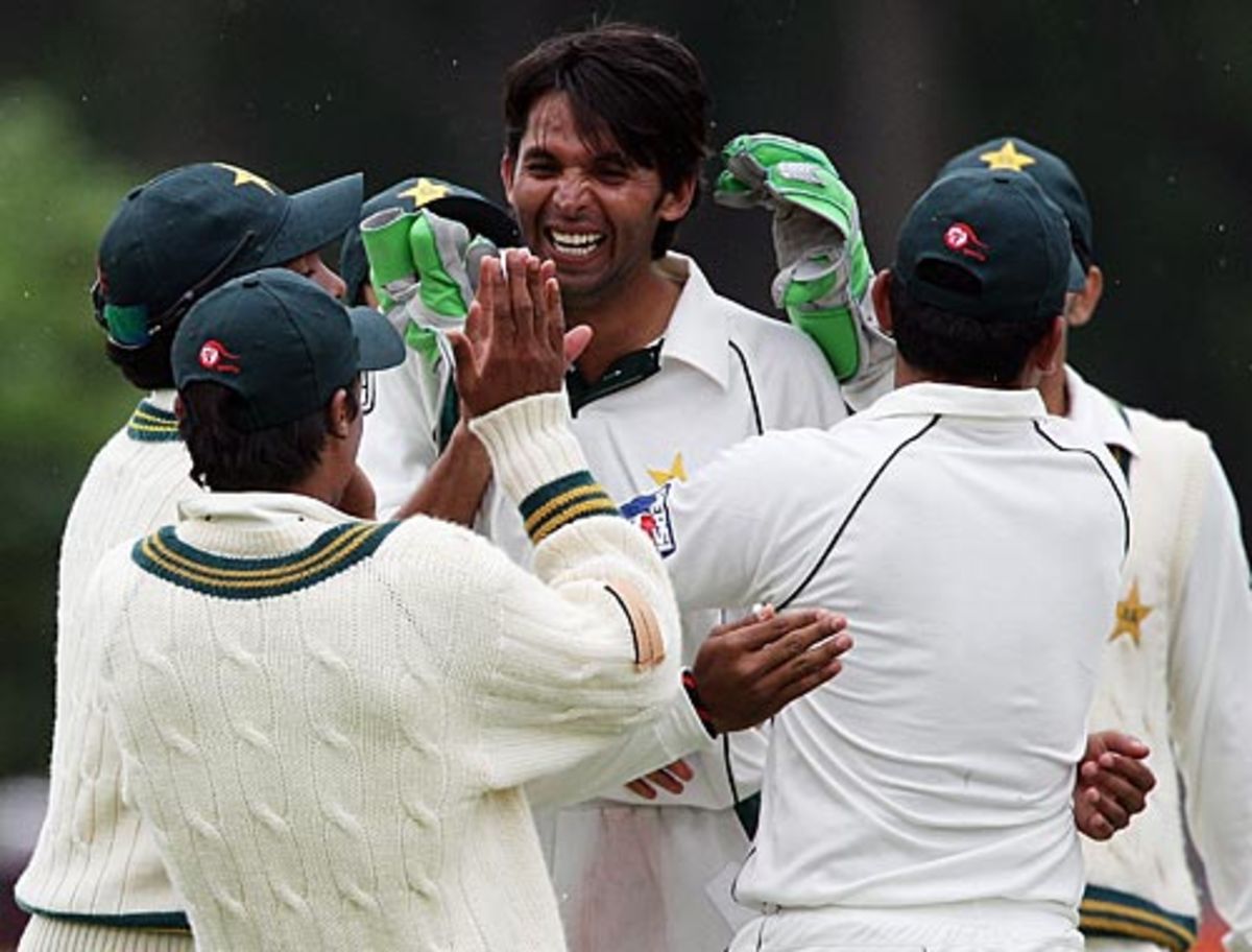 Mohammad Asif tells the groundsman what to fix | ESPNcricinfo.com