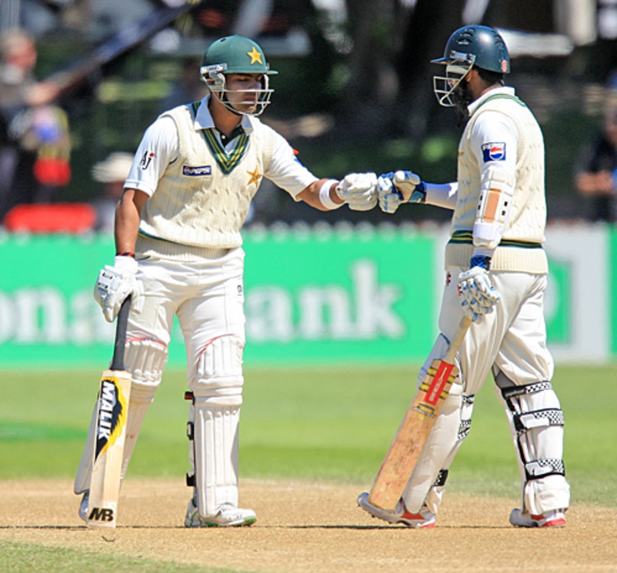 Umar Akmal goes onto the attack | ESPNcricinfo.com