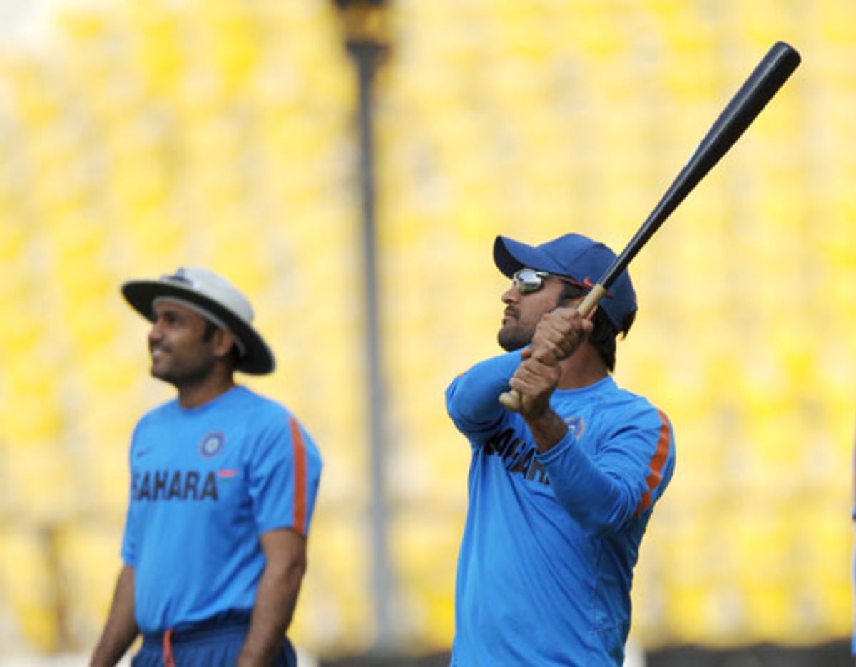Virender Sehwag watches MS Dhoni try his hand at baseball ...