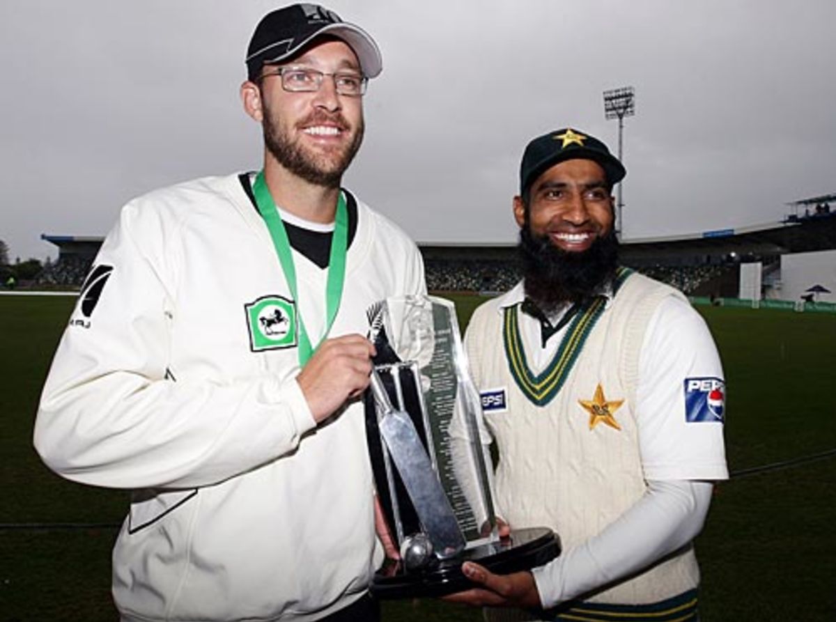 Daniel Vettori and Mohammad Yousuf with the trophy | ESPNcricinfo.com