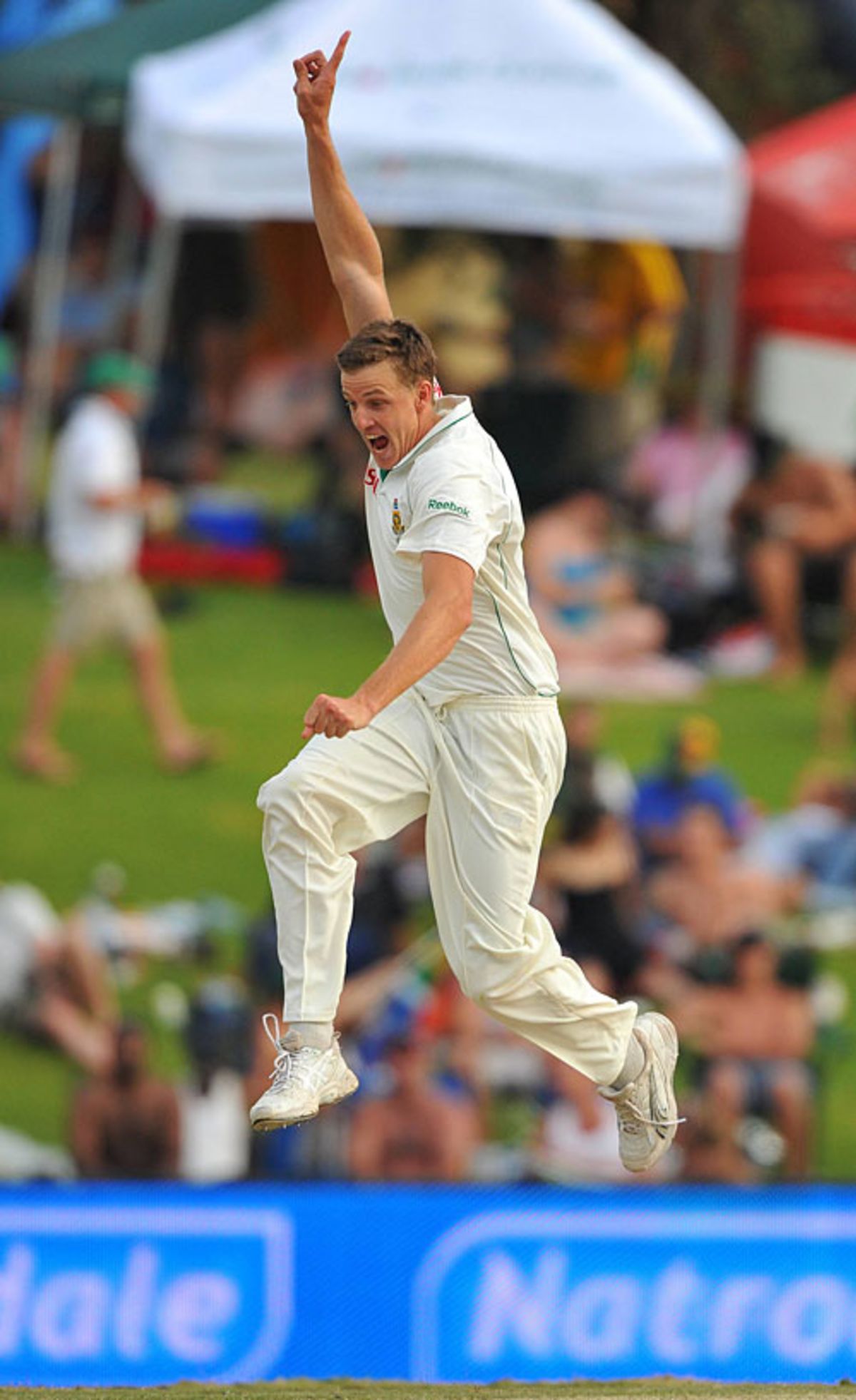Morne Morkel flew in with the new ball to remove the England captain ...