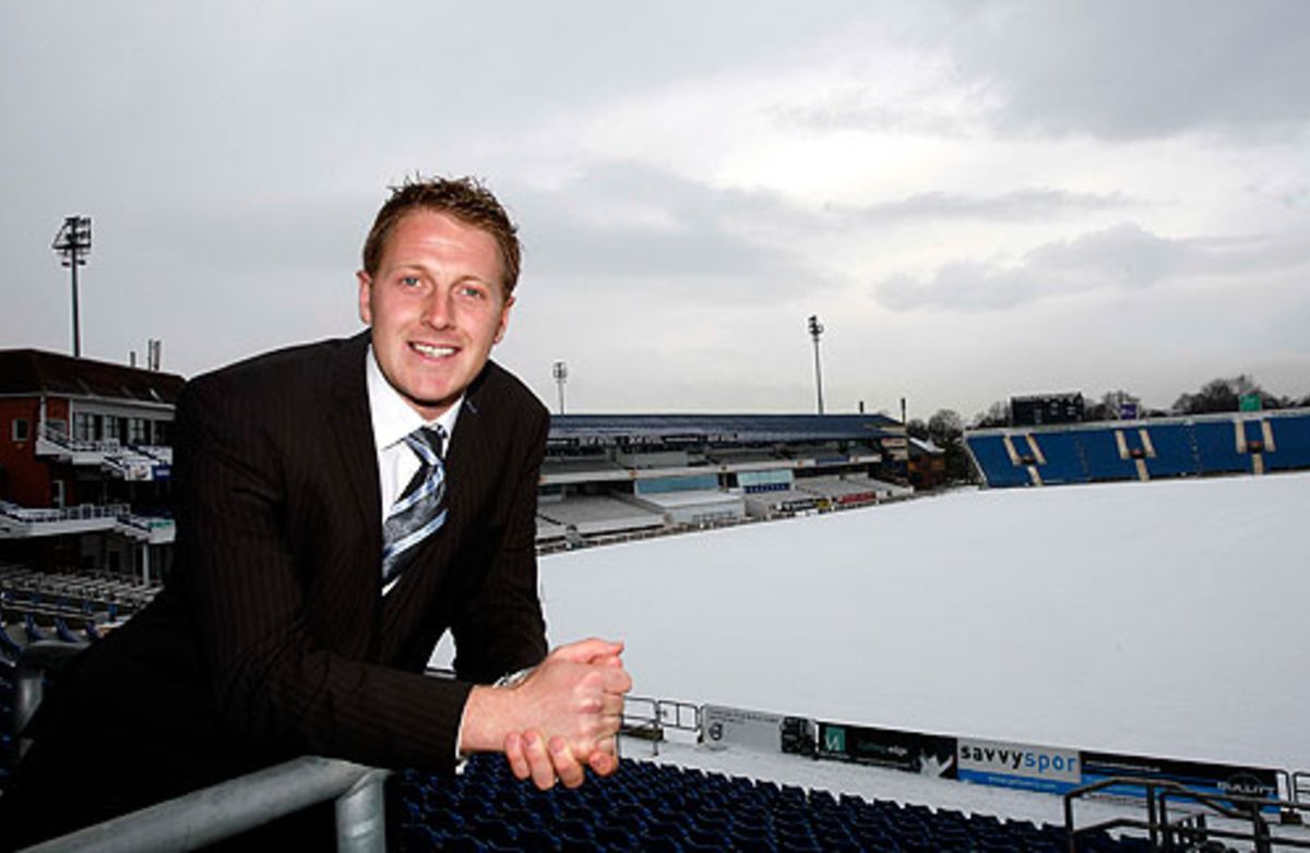 MS Dhoni proudly displays the Padma Shri award | ESPNcricinfo.com