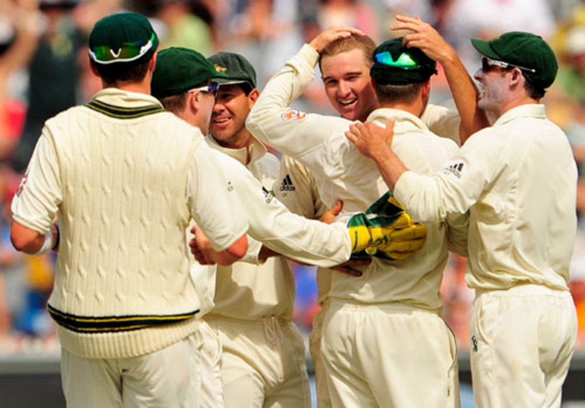 Nathan Hauritz breaks through with the lbw of Faisal Iqbal ...