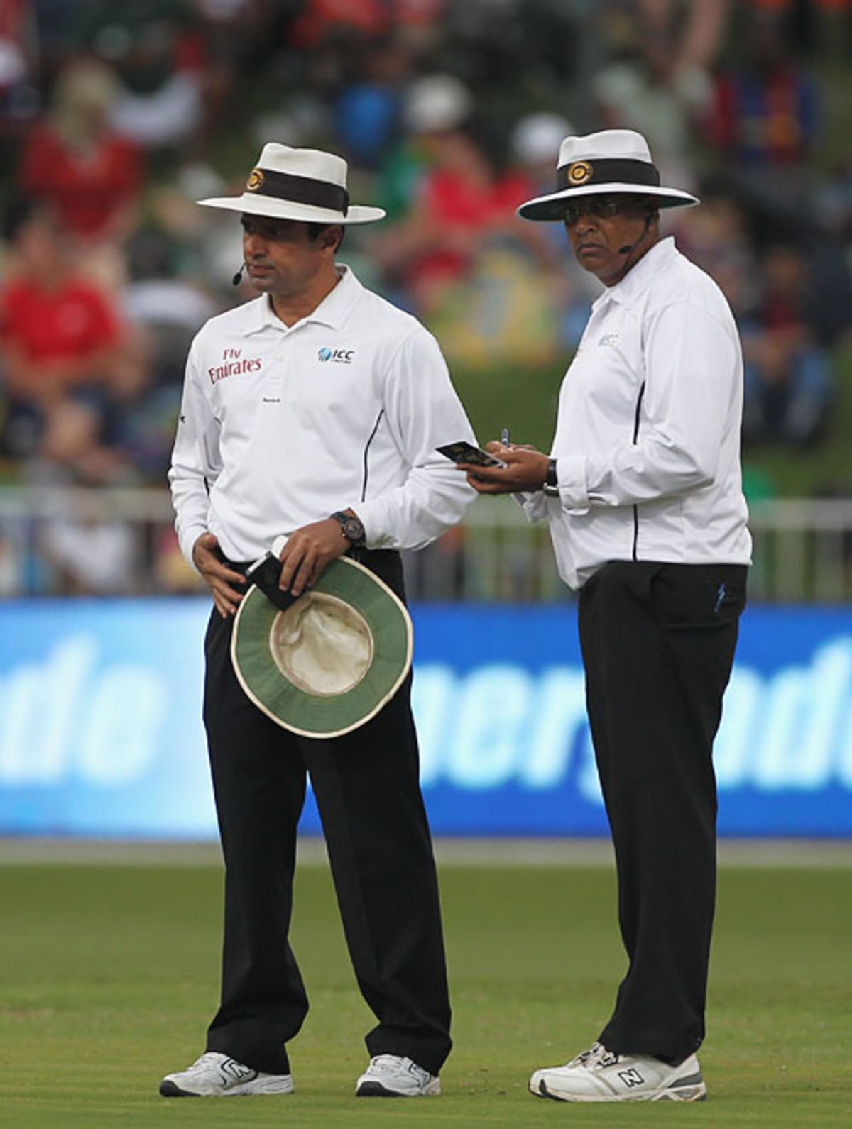 MS Dhoni receives the ICC Test Championship mace from Haroon Lorgat ...