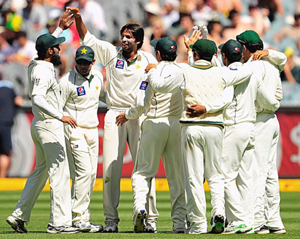 Pakistan Congratulate Mohammad Asif After The Fall Of Simon Katich