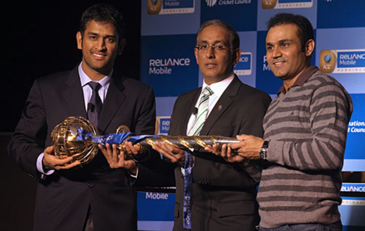 MS Dhoni, Virender Sehwag and Haroon Lorgat pose with the ICC Test ...