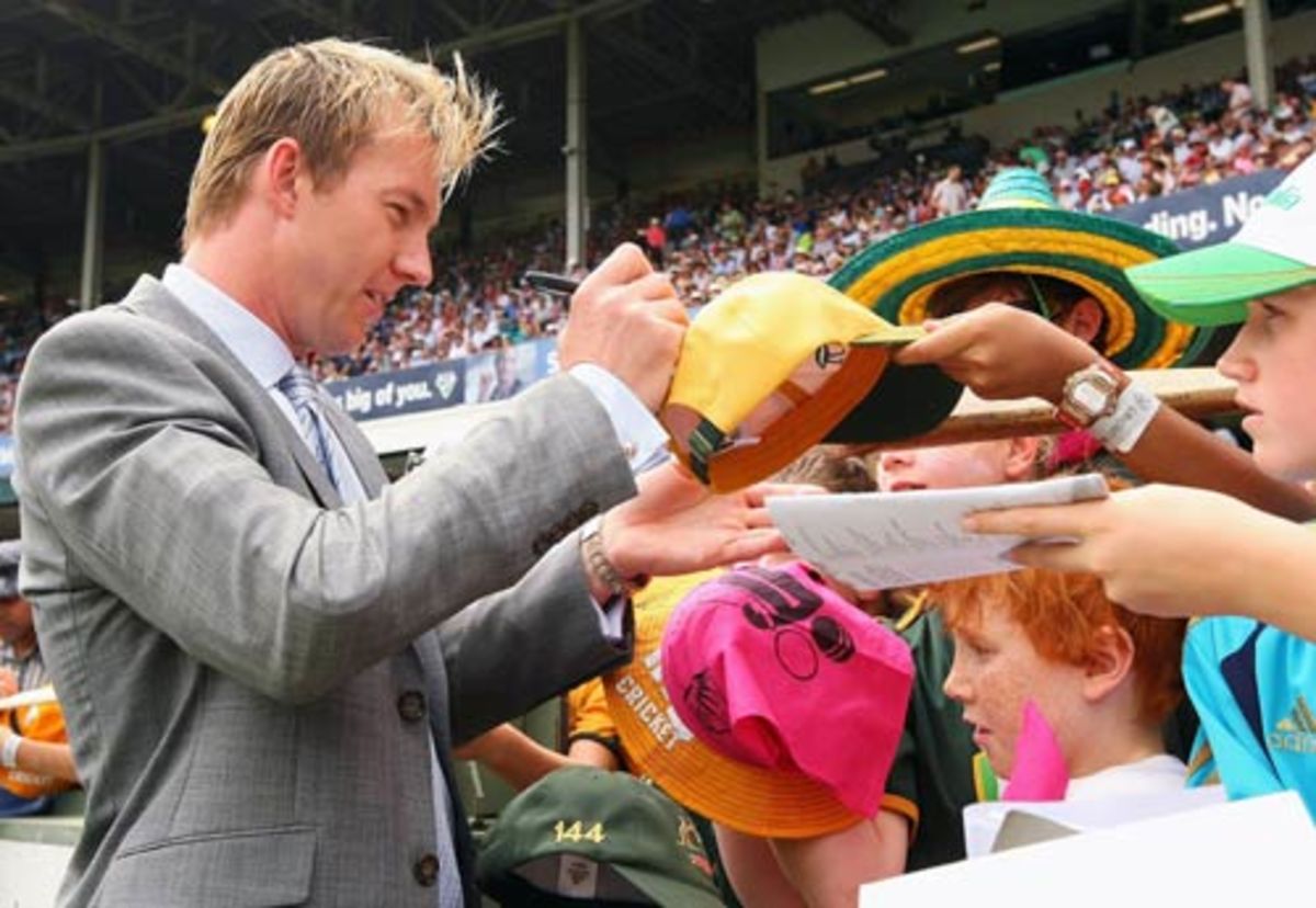 Brett Lee signs autographs | ESPNcricinfo.com