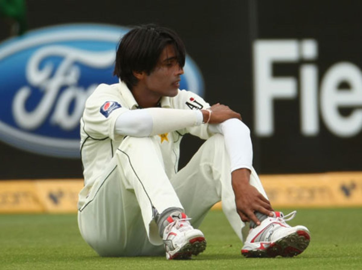 Mohammad Aamer thinks about his miss of Ricky Ponting on 0 ...