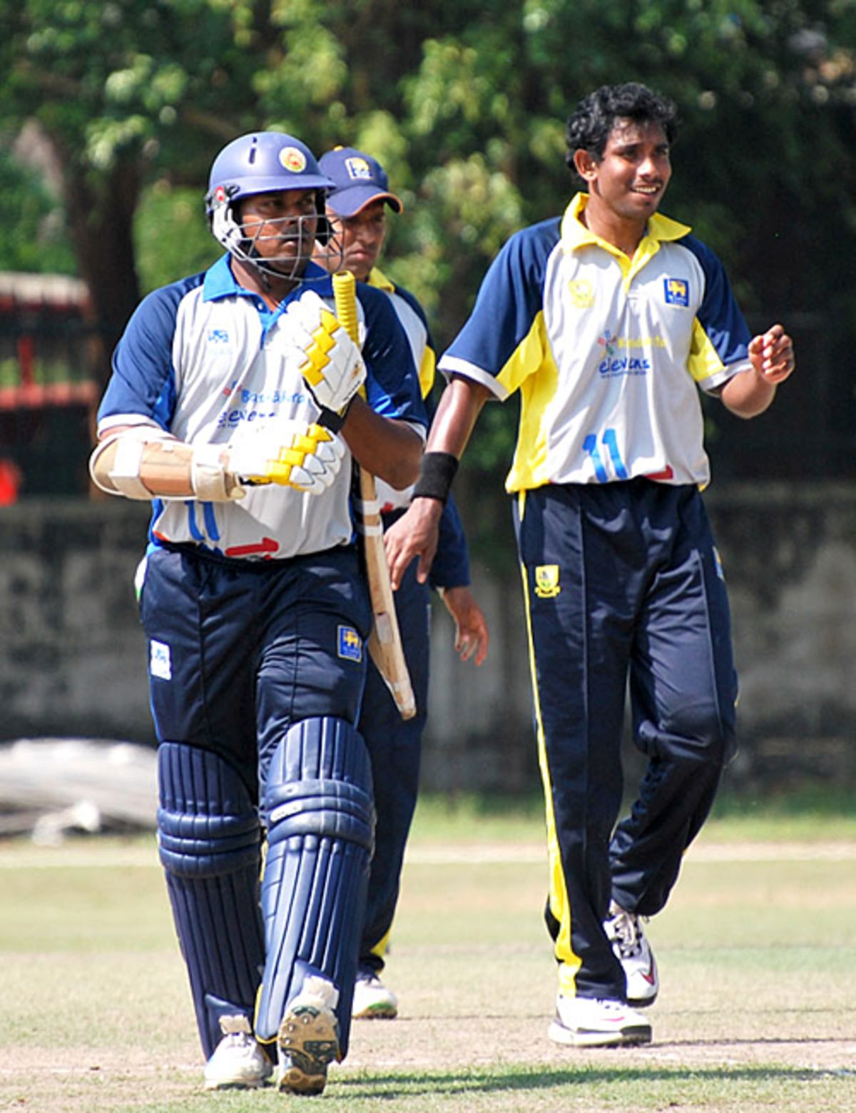 Chinthaka Jayasinghe and Jeewan Mendis celebrate adding 150 ...
