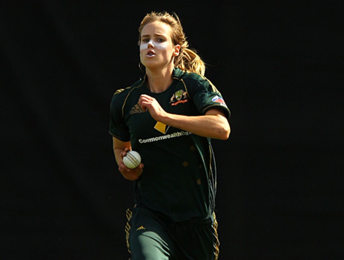 Ellyse Perry runs in to bowl | ESPNcricinfo.com