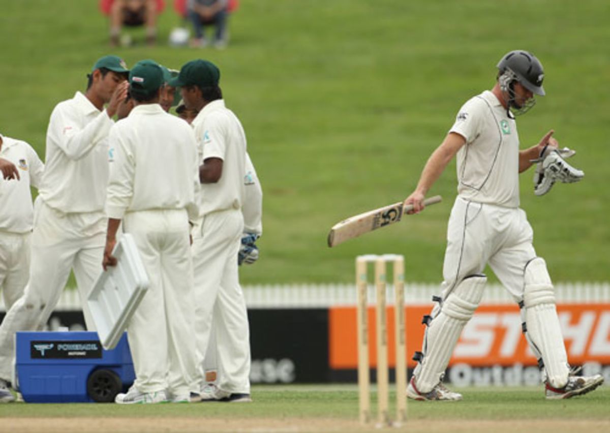 Tim McIntosh returns after being run out | ESPNcricinfo.com