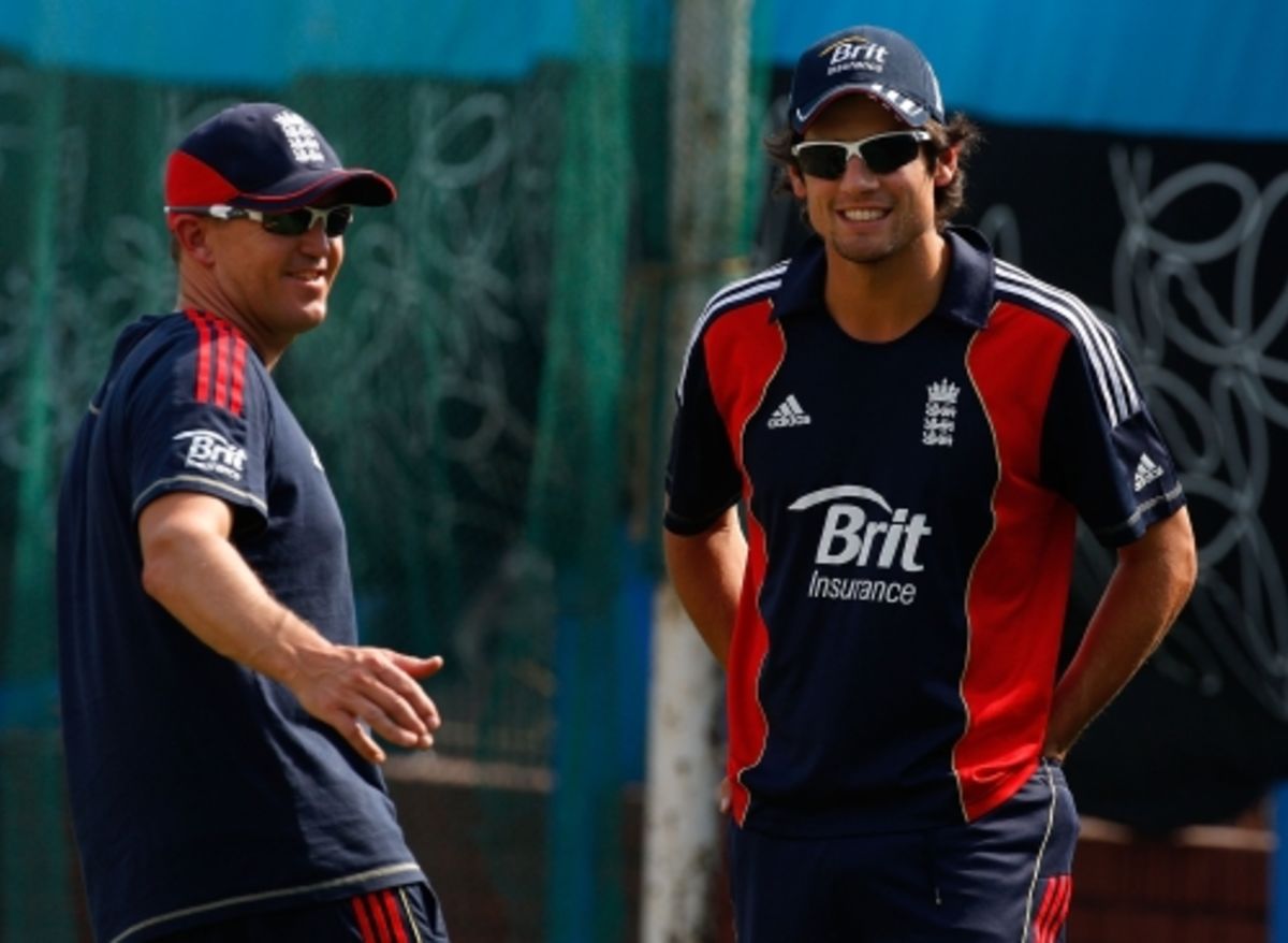 Jamie Siddons leads a Bangladesh fielding drill | ESPNcricinfo.com