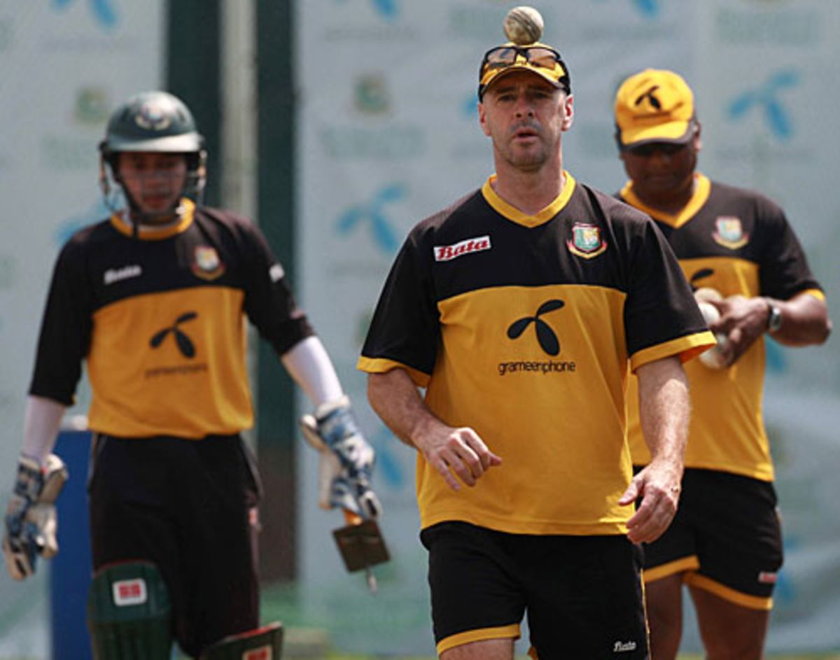 Jamie Siddons leads a Bangladesh fielding drill | ESPNcricinfo.com