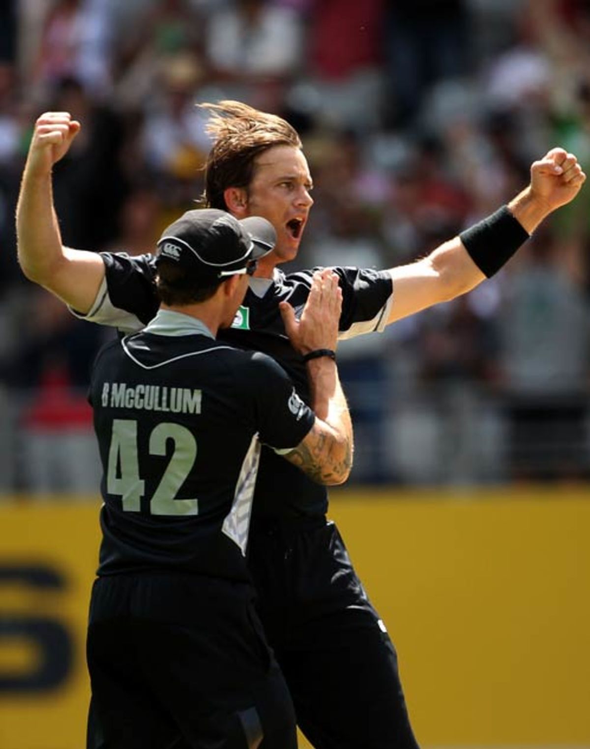 The New Zealanders congratulate Shane Bond | ESPNcricinfo.com