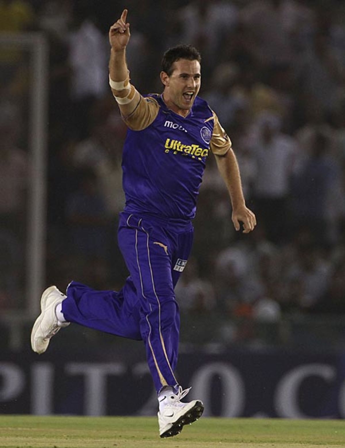 Manvinder Bisla sweeps during his 35 off 18 balls | ESPNcricinfo.com