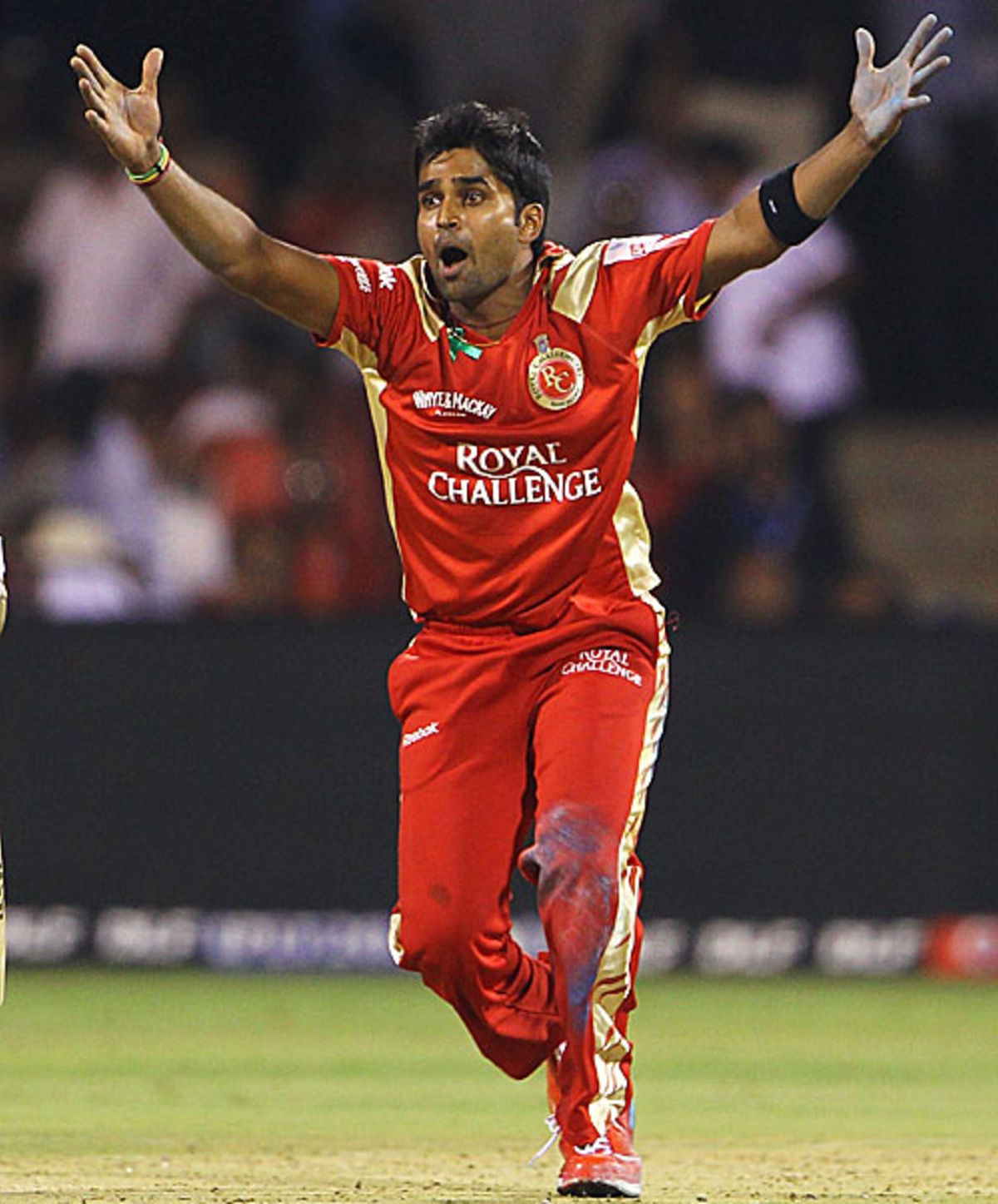 Vinay Kumar bellows an appeal | ESPNcricinfo.com