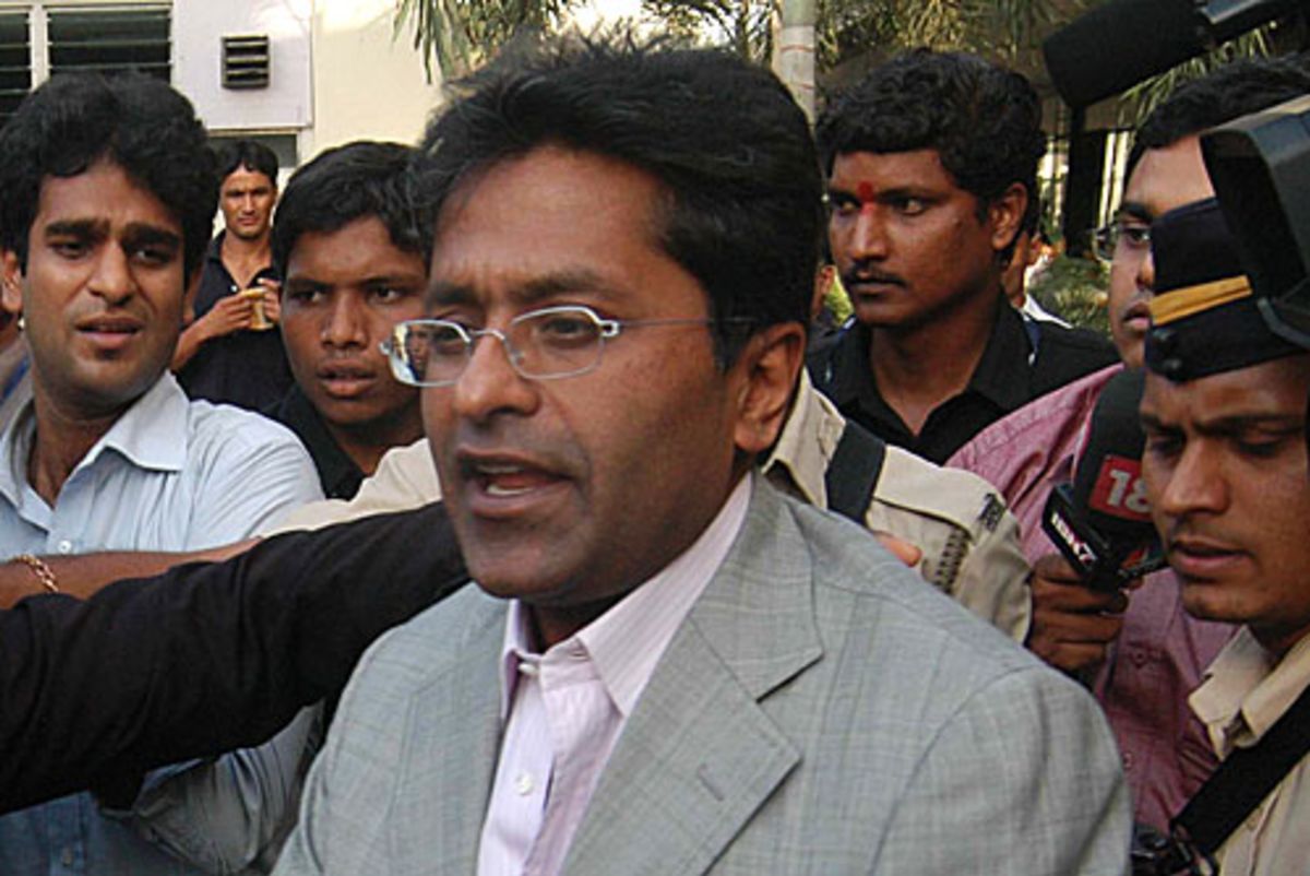 Reporters throng Lalit Modi at Mumbai international airport ...