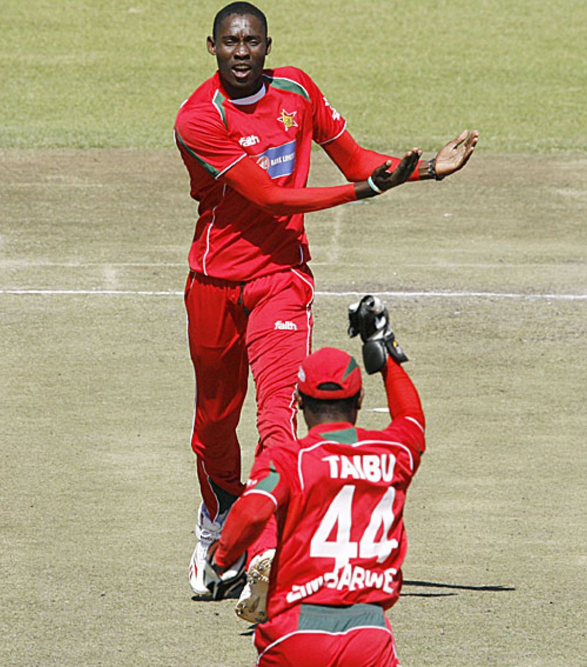 Christopher Mpofu does the cradle celebration | ESPNcricinfo.com