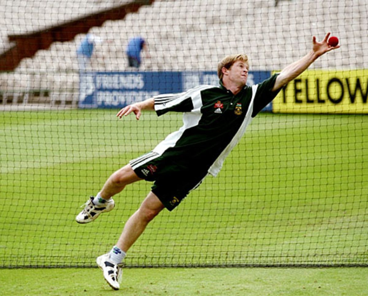 Jonty Rhodes fields in the nets | ESPNcricinfo.com
