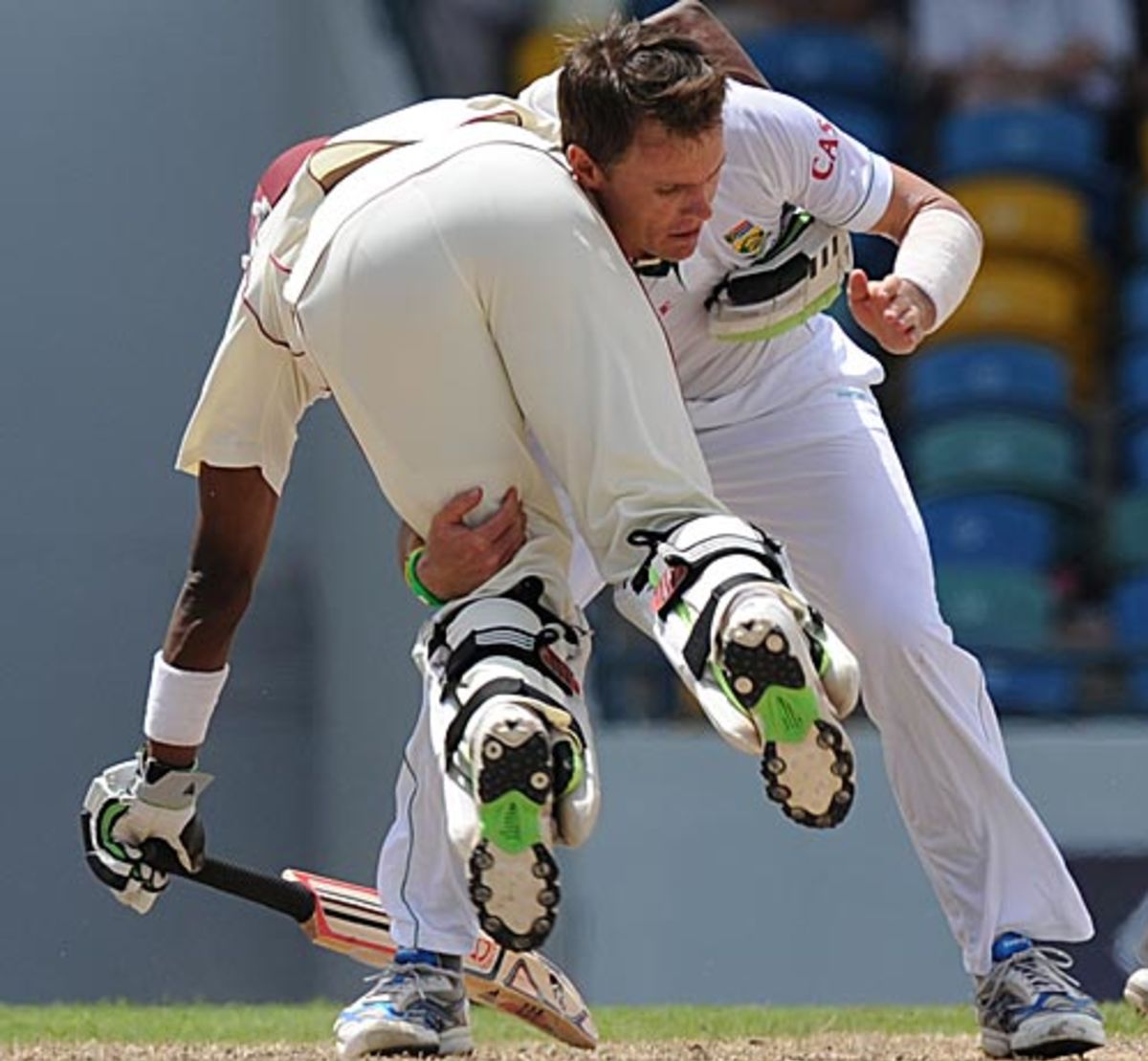 Johan Botha and Dwayne Bravo collide | ESPNcricinfo.com