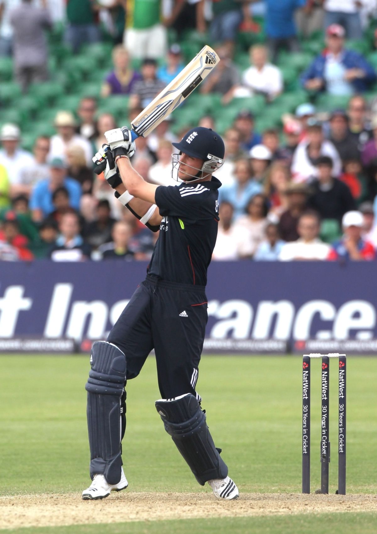 Stuart Broad cracked an enormous six over midwicket to keep England ...