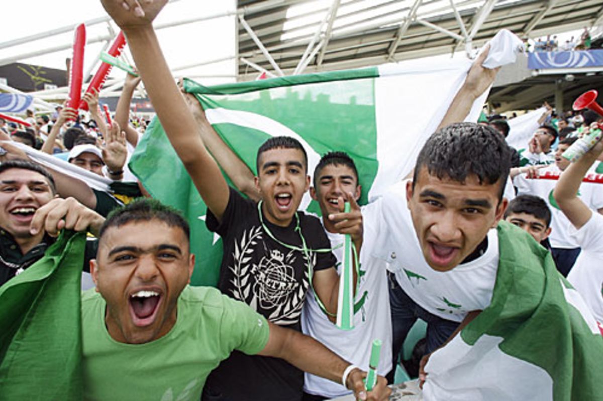 Pakistani fans cheer for their side | ESPNcricinfo.com