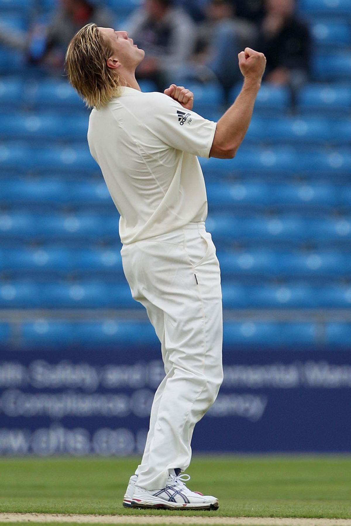 Shane Watson's impressive bowling form continued with a career-best 6 ...